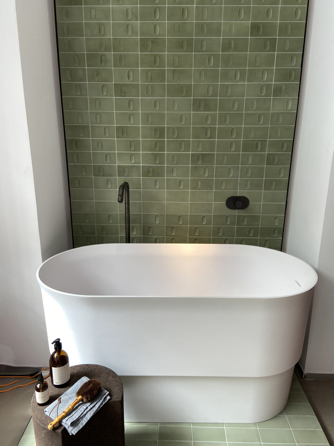 Quel revêtement choisir autour de votre baignoire ? - Hydropolis